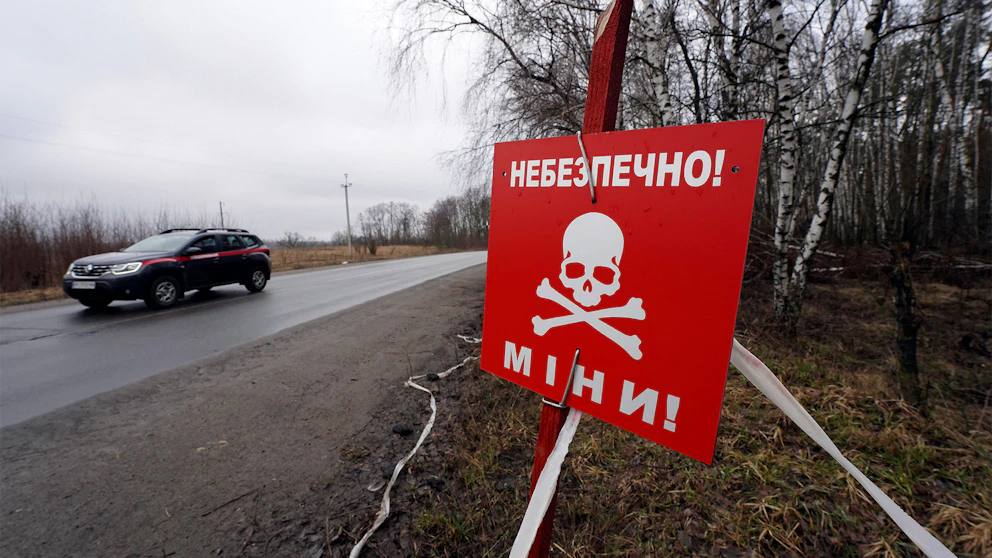 Ukraina: Explosiva föremål i 30 procent av landet – Senaste nytt om ...