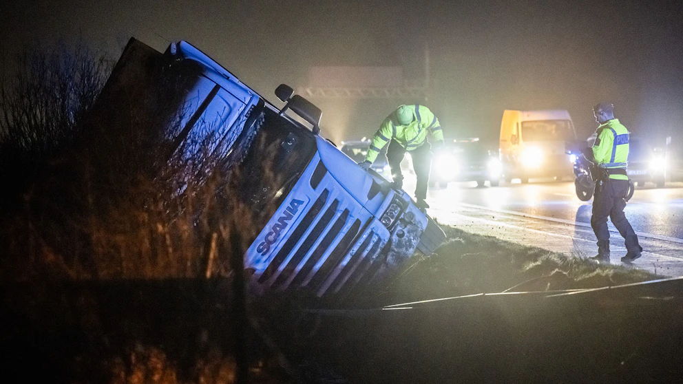 Lastbil i diket på E6 i Ängelholm – Stormen Dave drar in över Sverige ...