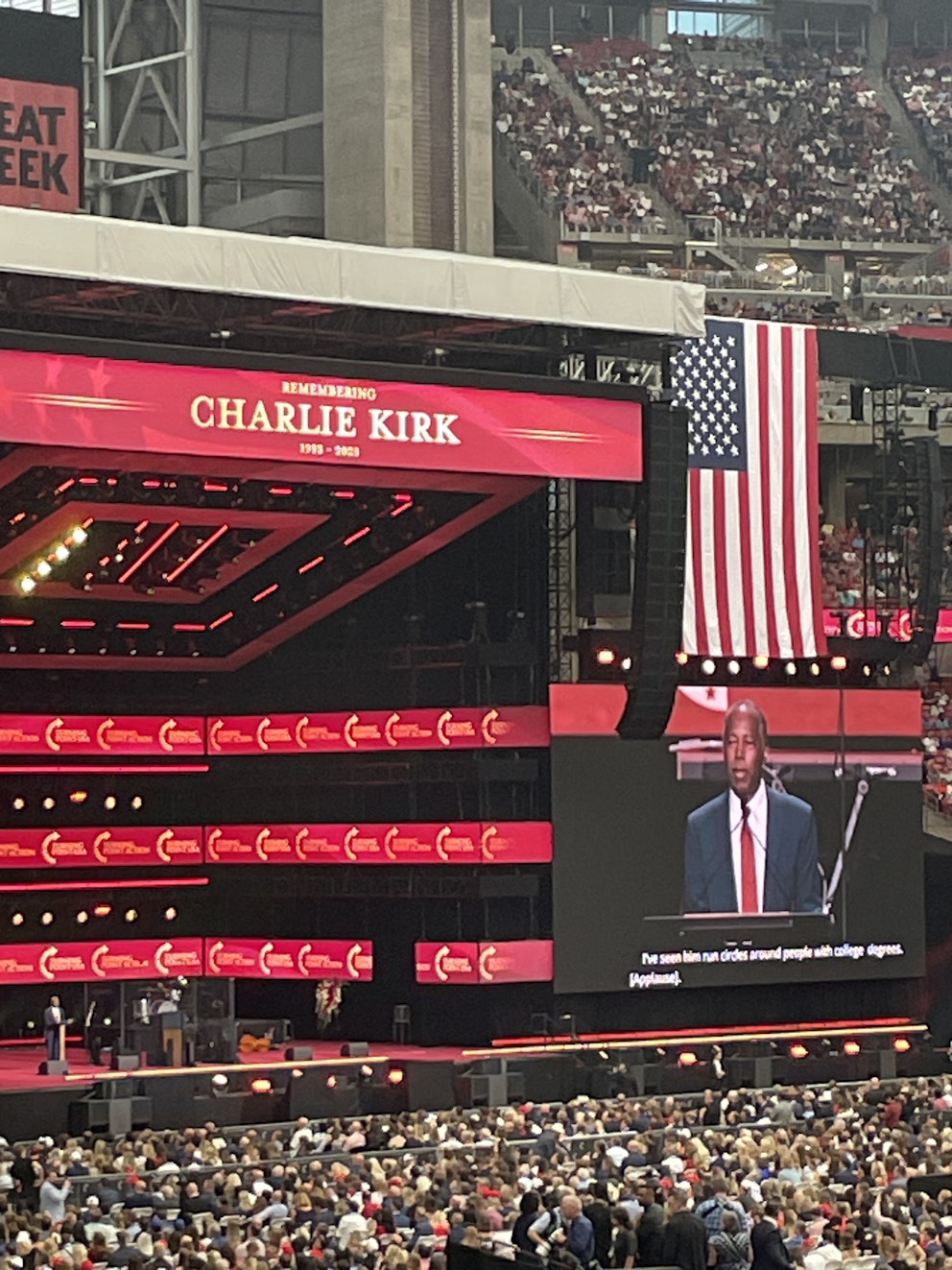 Minnesstund för Charlie Kirk – SVT liverapporterar | SVT Nyheter