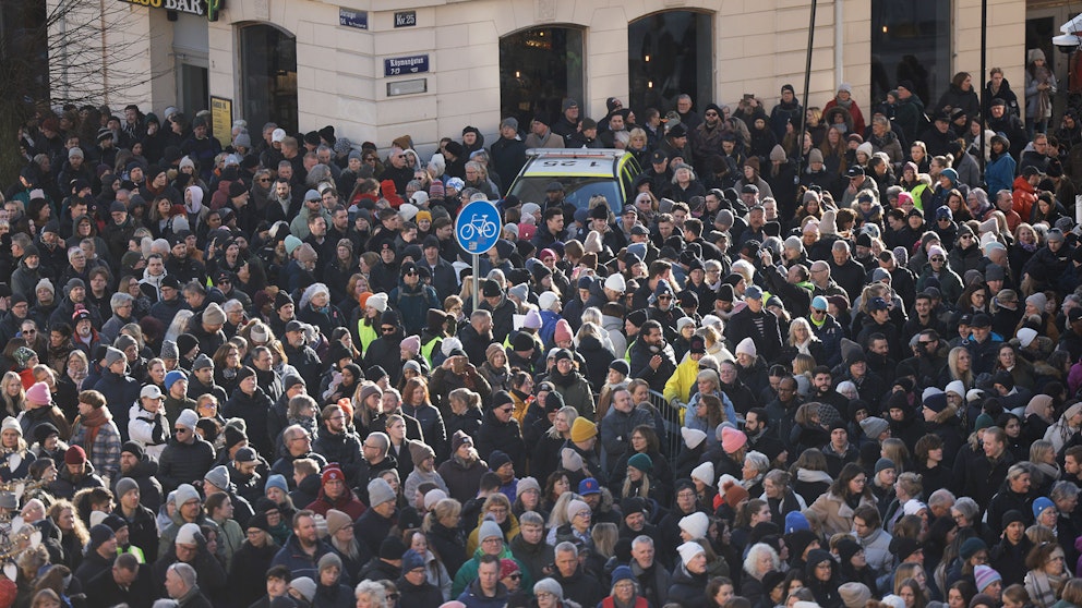 Ett besökarinlägg i "Nationell tyst minut för att hedra offren i Örebro ...